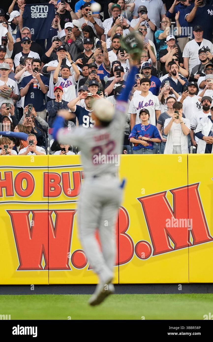 Fans react as New York Mets' Juan Soto makes his way to right field ...