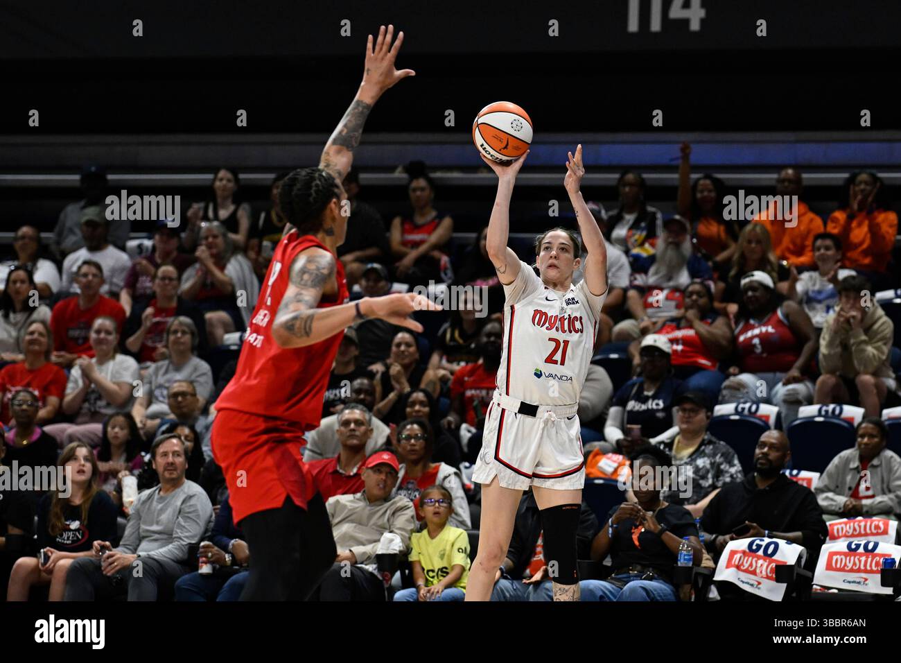Washington Mystics forward Emily Engstler (21) shoots a three point ...