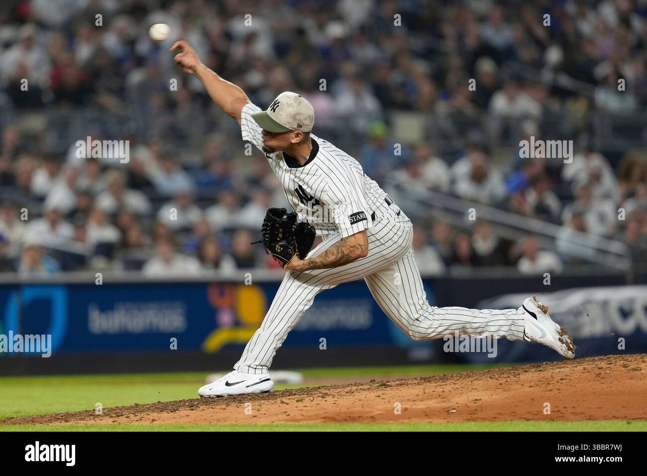 New York Yankees pitcher Jonathan Loáisiga throws during the sixth ...
