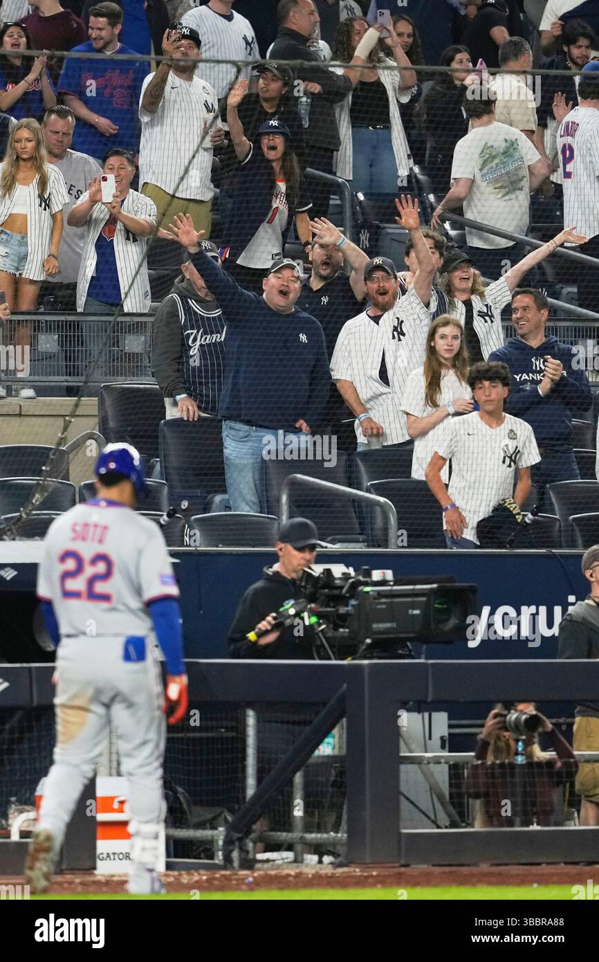 New York Yankees' fans wave goodbye to New York Mets' Juan Soto (22) as ...