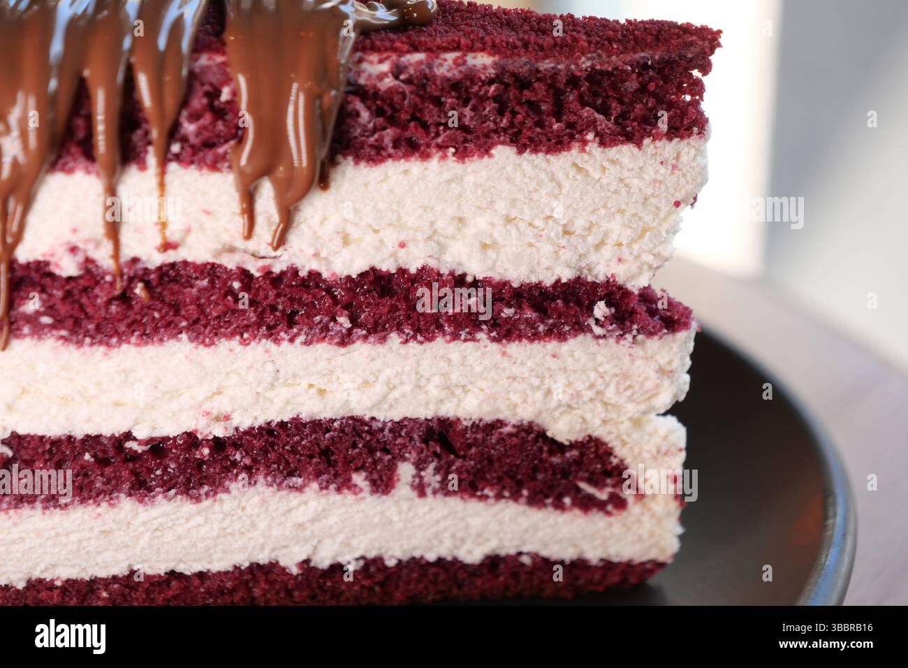 Creamy vanilla chocolate cake hi-res stock photography and images - Alamy