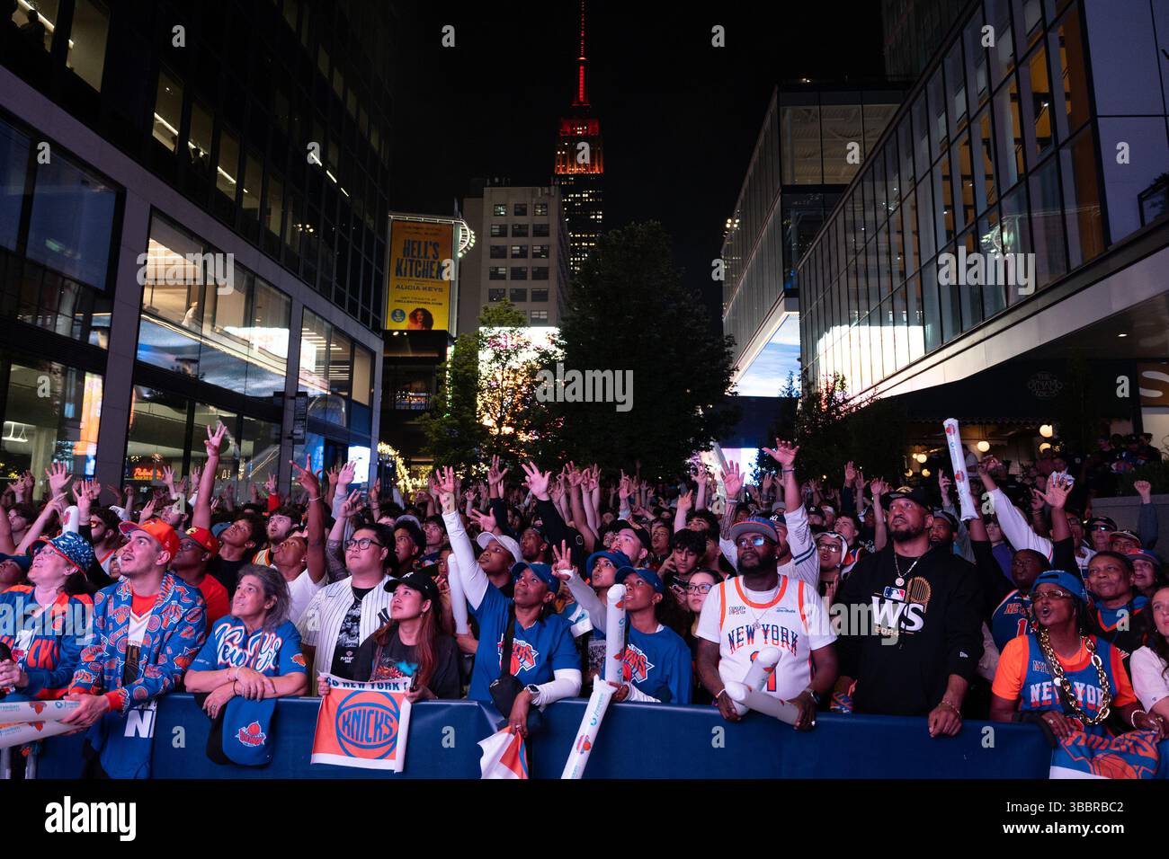 New York, USA. 16th May, 2025. Thousands of New York Knick fans gather ...