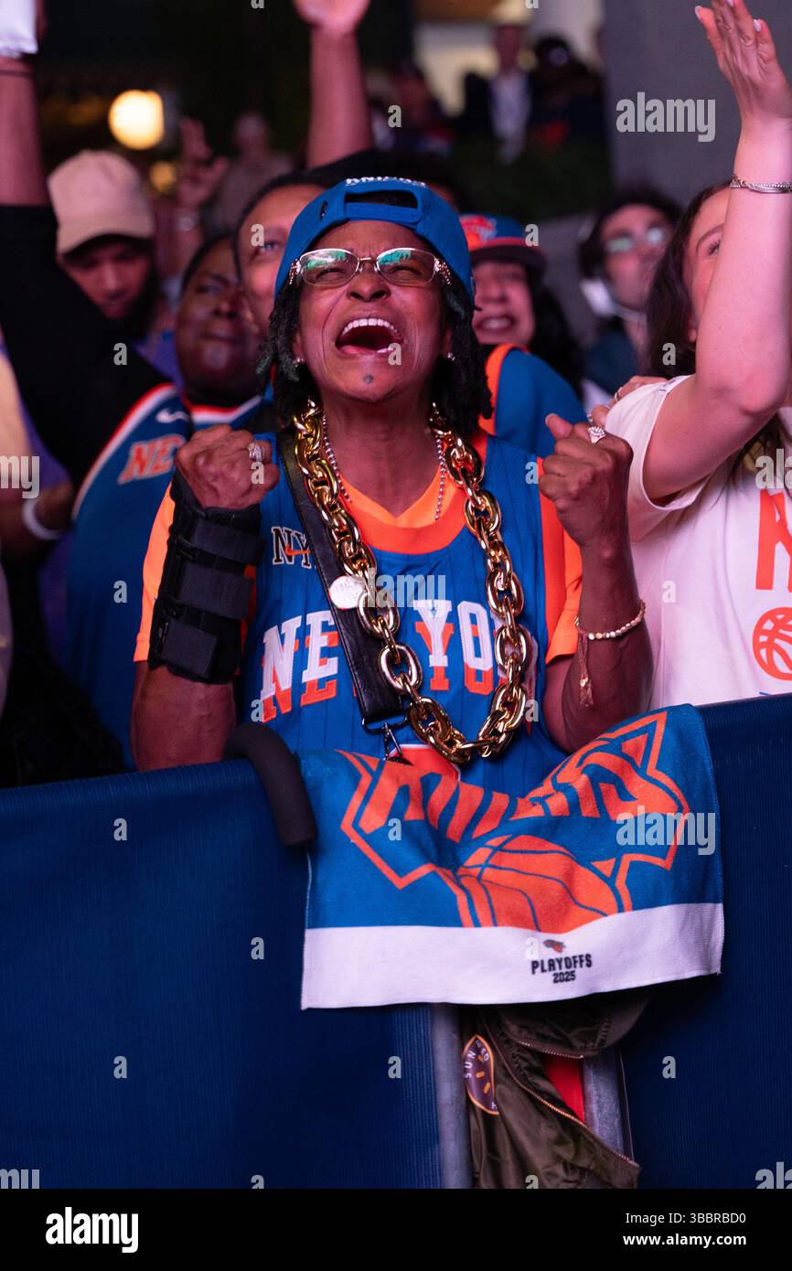 New York, USA. 16th May, 2025. Thousands of New York Knick fans gather ...