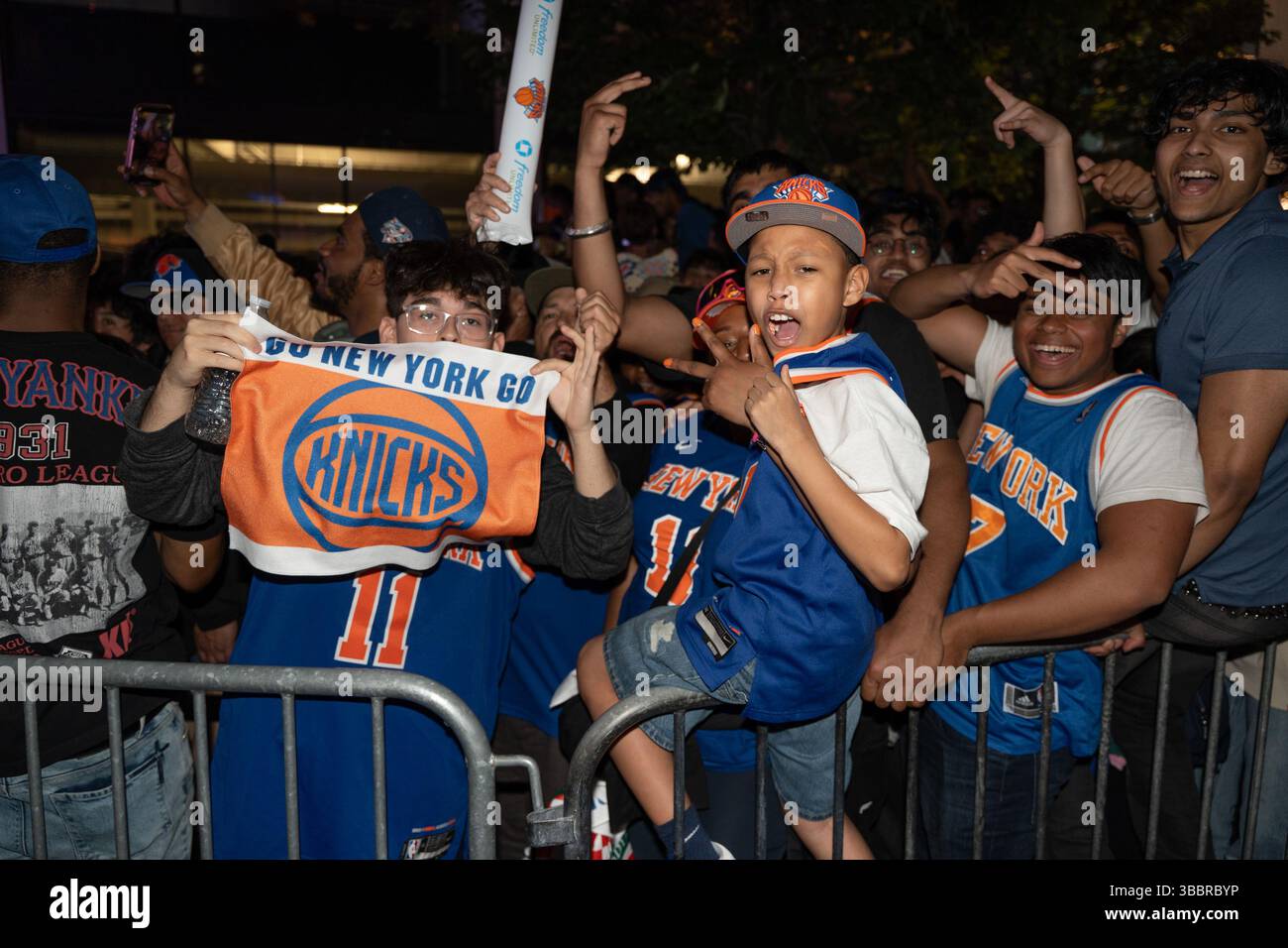 New York, USA. 16th May, 2025. Thousands of New York Knick fans gather ...