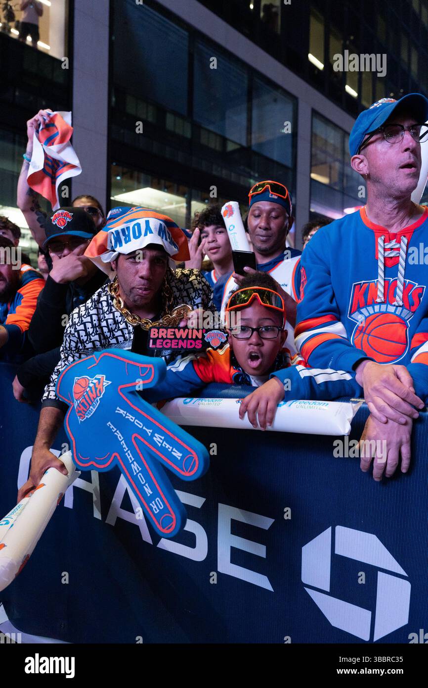 New York, USA. 16th May, 2025. Thousands of New York Knick fans gather ...