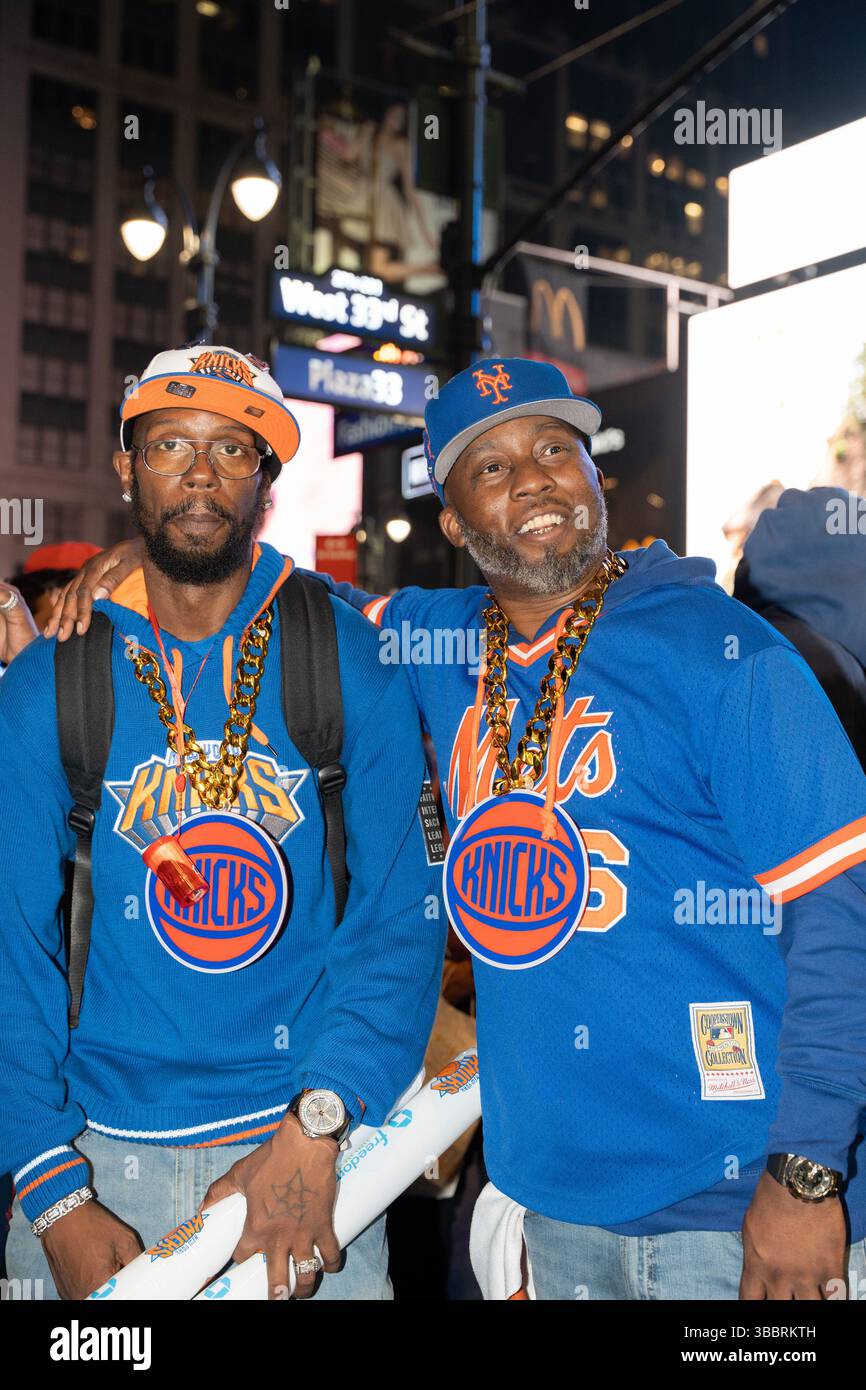 Knicks win fan reactions hi-res stock photography and images - Alamy