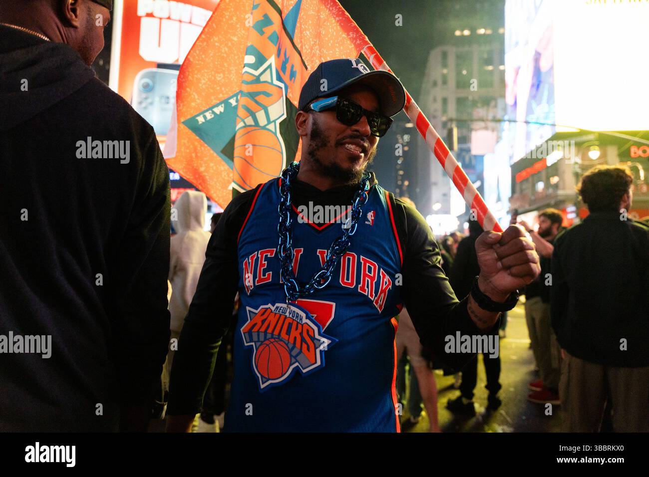 Thousands of New York Knick fans gather outside Madison Square Garden ...