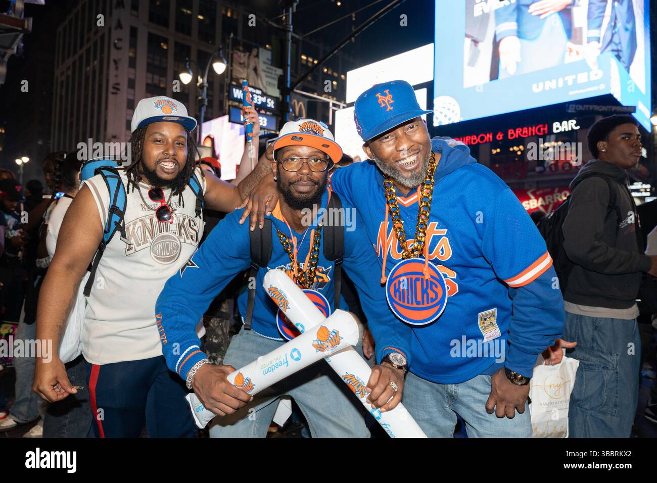 New York, USA. 16th May, 2025. Thousands of New York Knick fans gather ...
