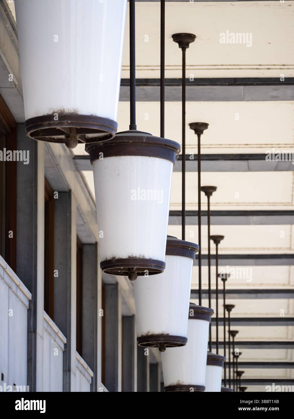 Row of ceiling lights hi-res stock photography and images - Alamy