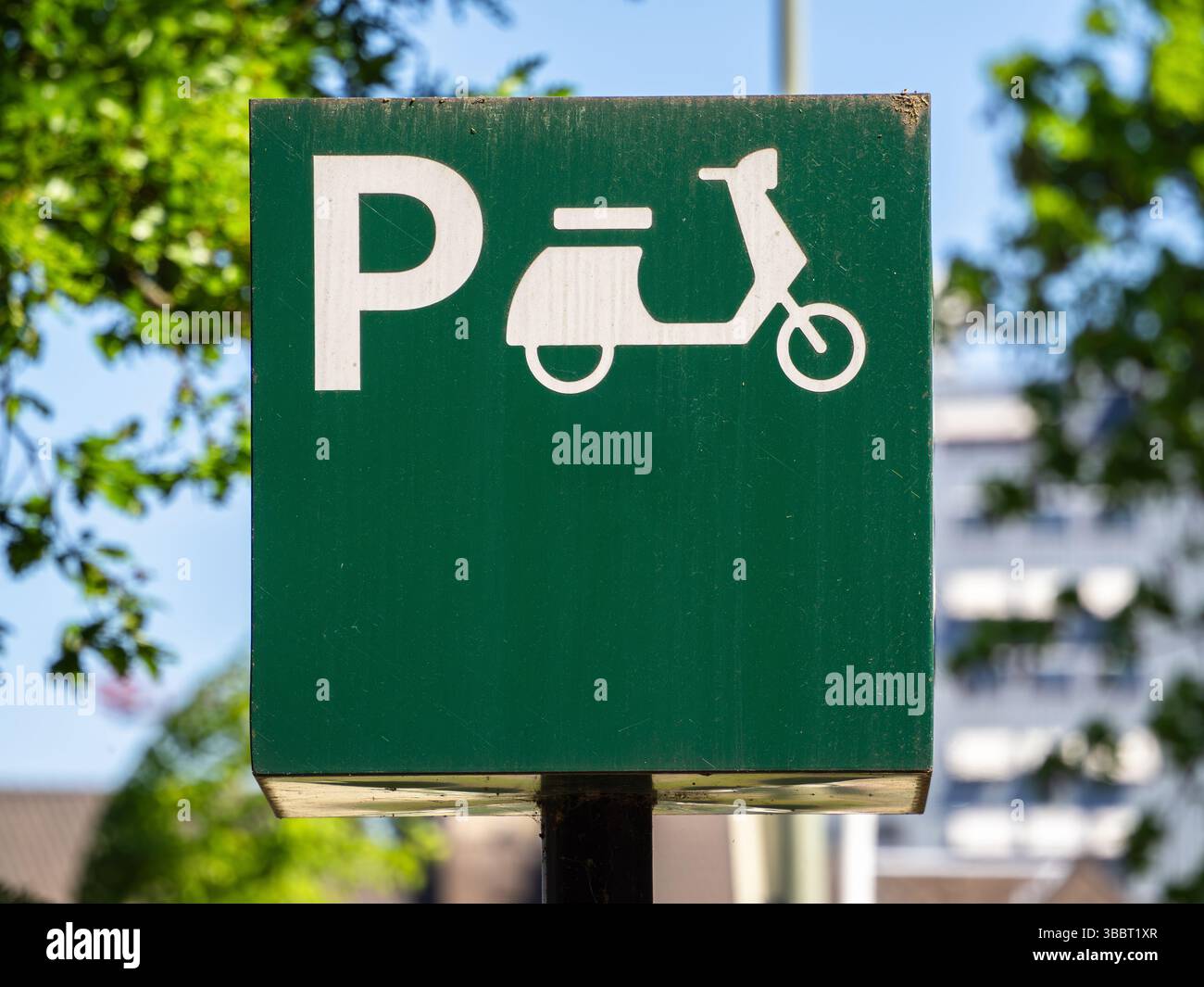 Green parking sign featuring hi-res stock photography and images - Alamy