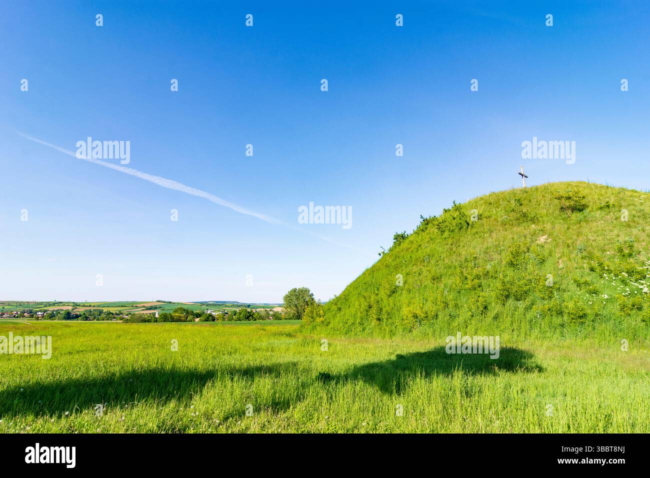 Großmugl: Leeberg hill burial mound (tumulus).. The tumulus was built ...