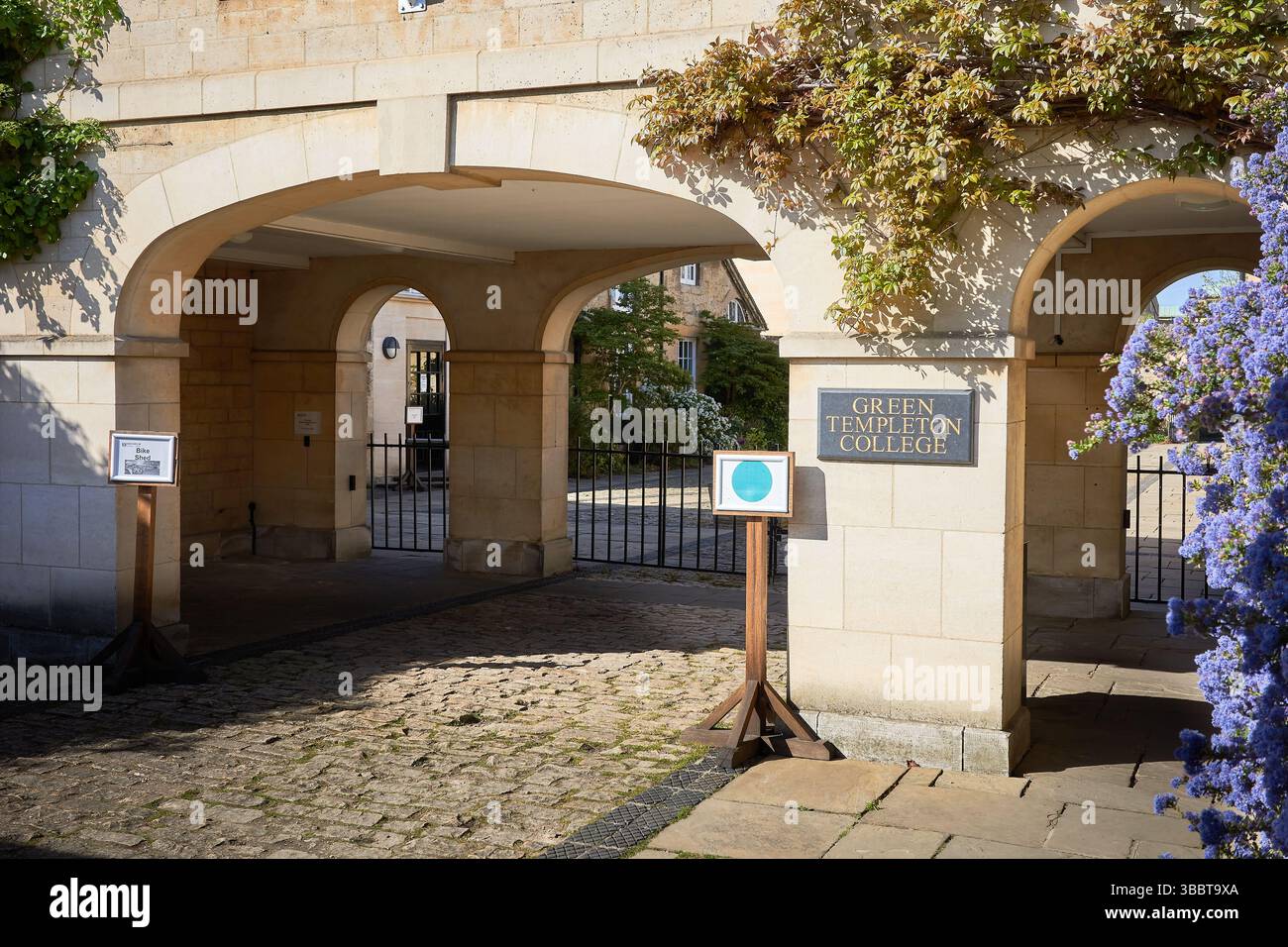 Green Templeton College, University of Oxford, England Stock Photo - Alamy