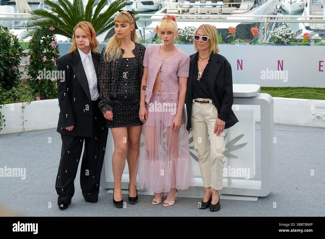 Thora Birch, Imogen Poots, Kristen Stewart and Kim Gordon pose at the ...