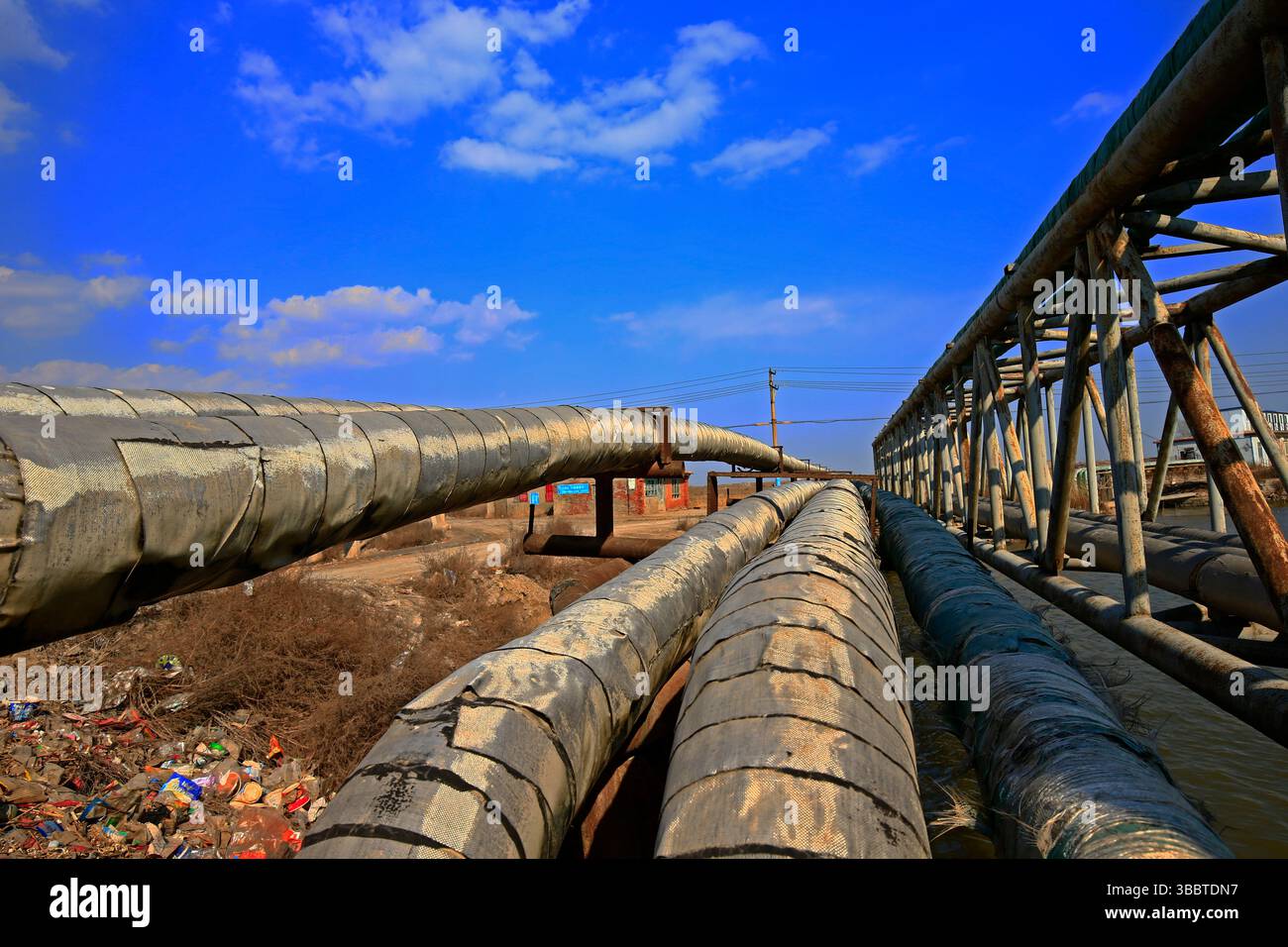 Oil pipes and valves Stock Photo - Alamy