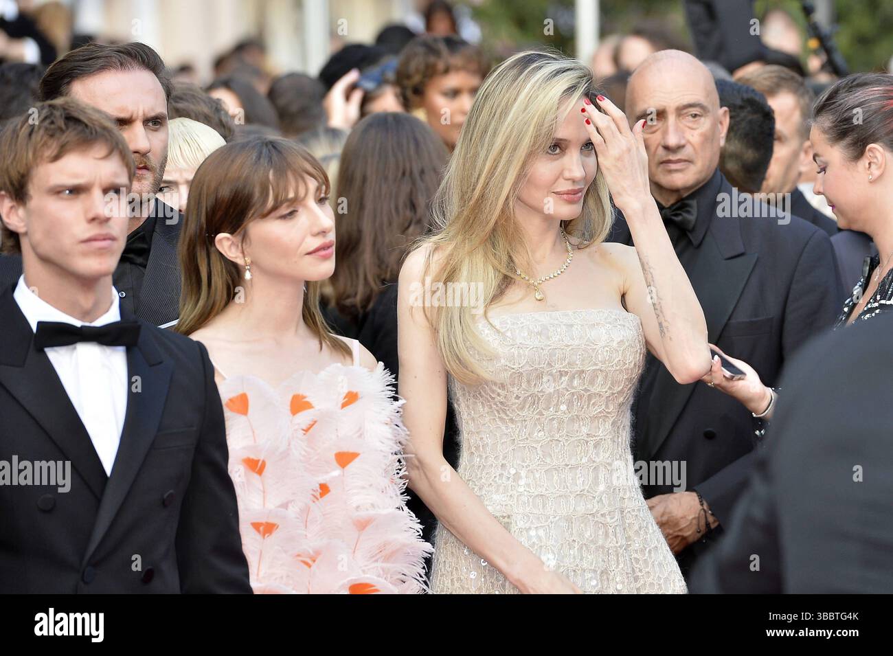 Finn Bennett , Monia Chokri und Angelina Jolie bei der Eddington Premiere in Cannes am 16.05. ...