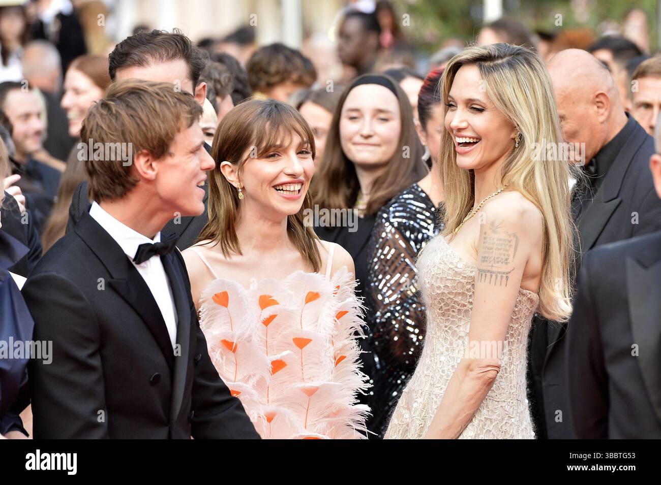 Finn Bennett , Monia Chokri und Angelina Jolie bei der Eddington ...
