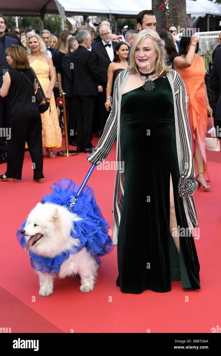 Gast mit Hund bei der Eddington Premiere in Cannes am 16.05.2025 ...