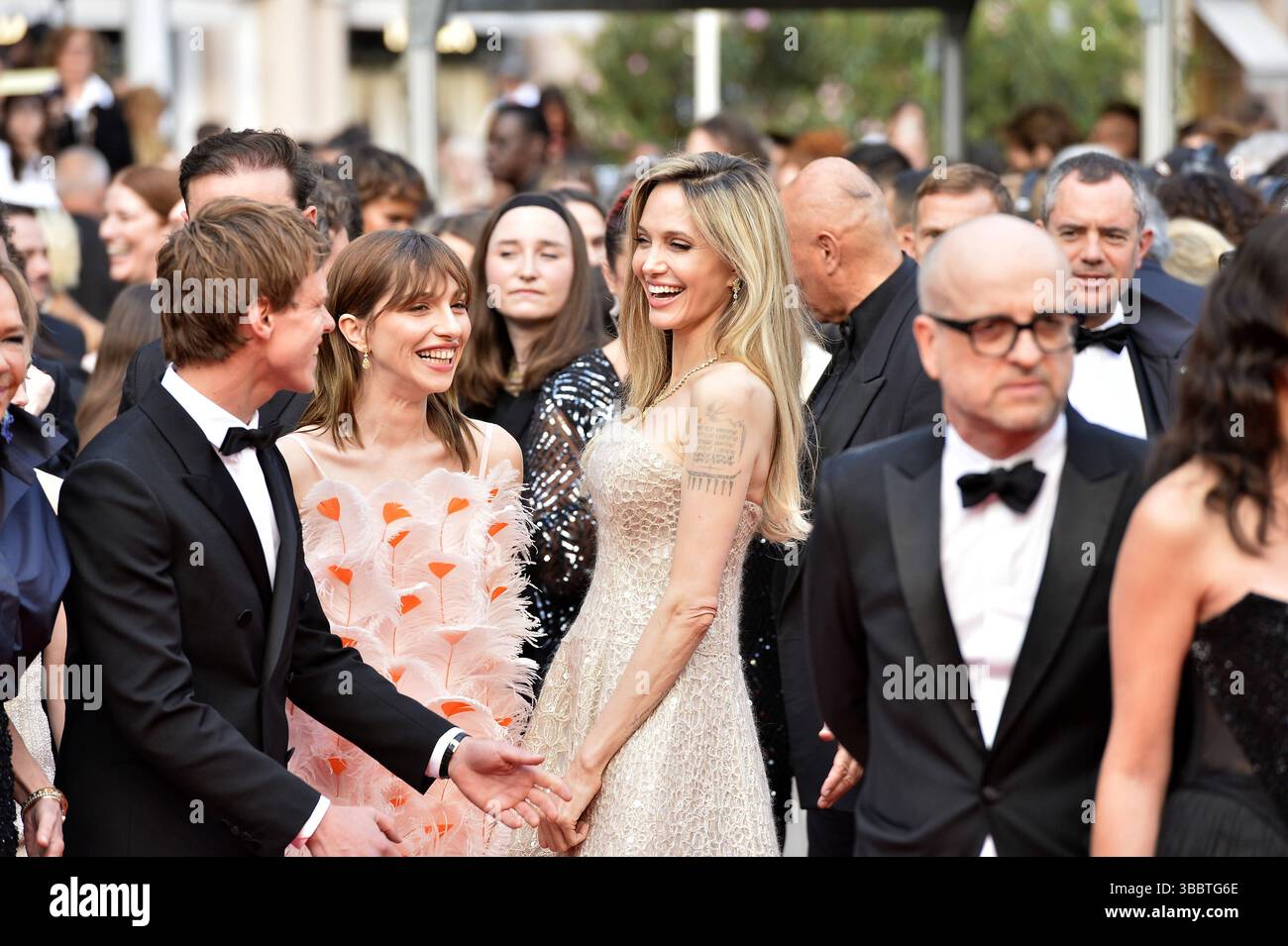 Finn Bennett , Monia Chokri und Angelina Jolie bei der Eddington ...