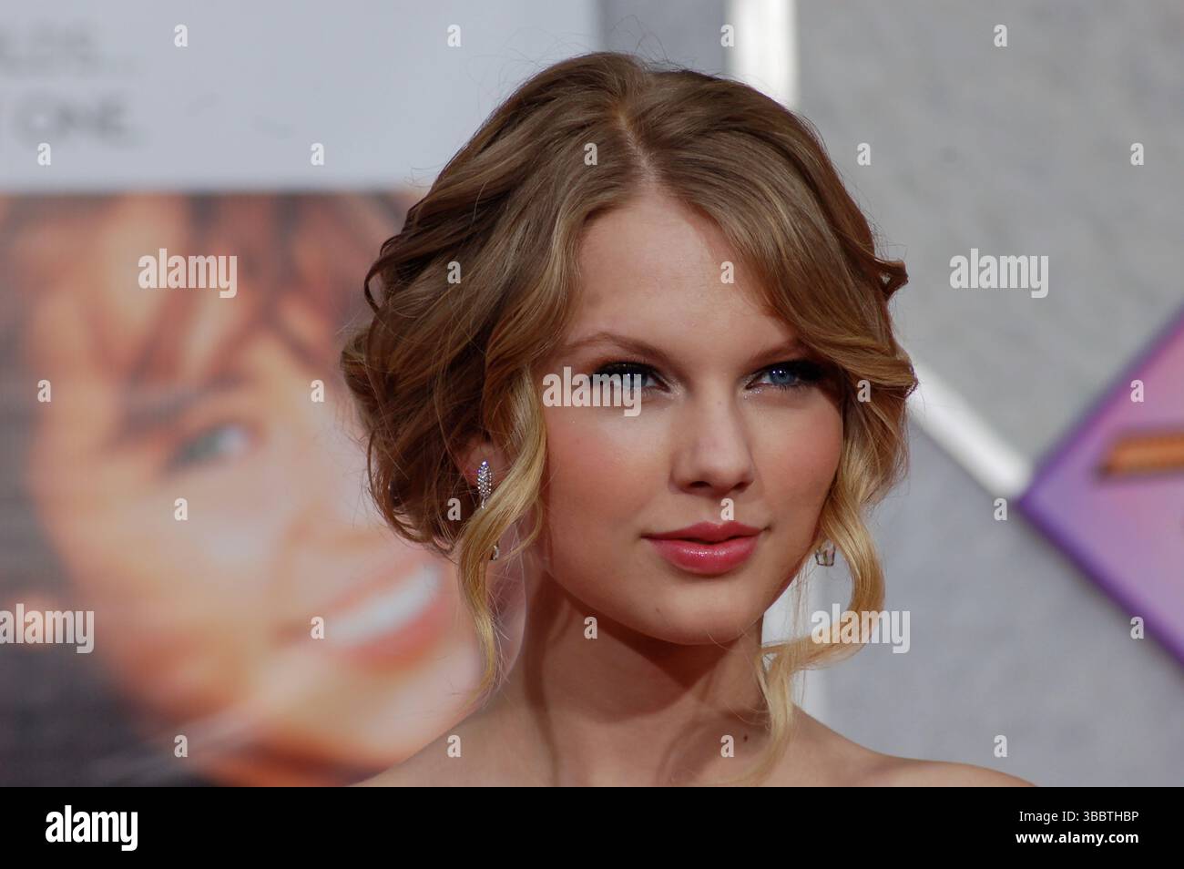 Taylor Swift makes a red carpet appearance at the Hollywood premiere of ...