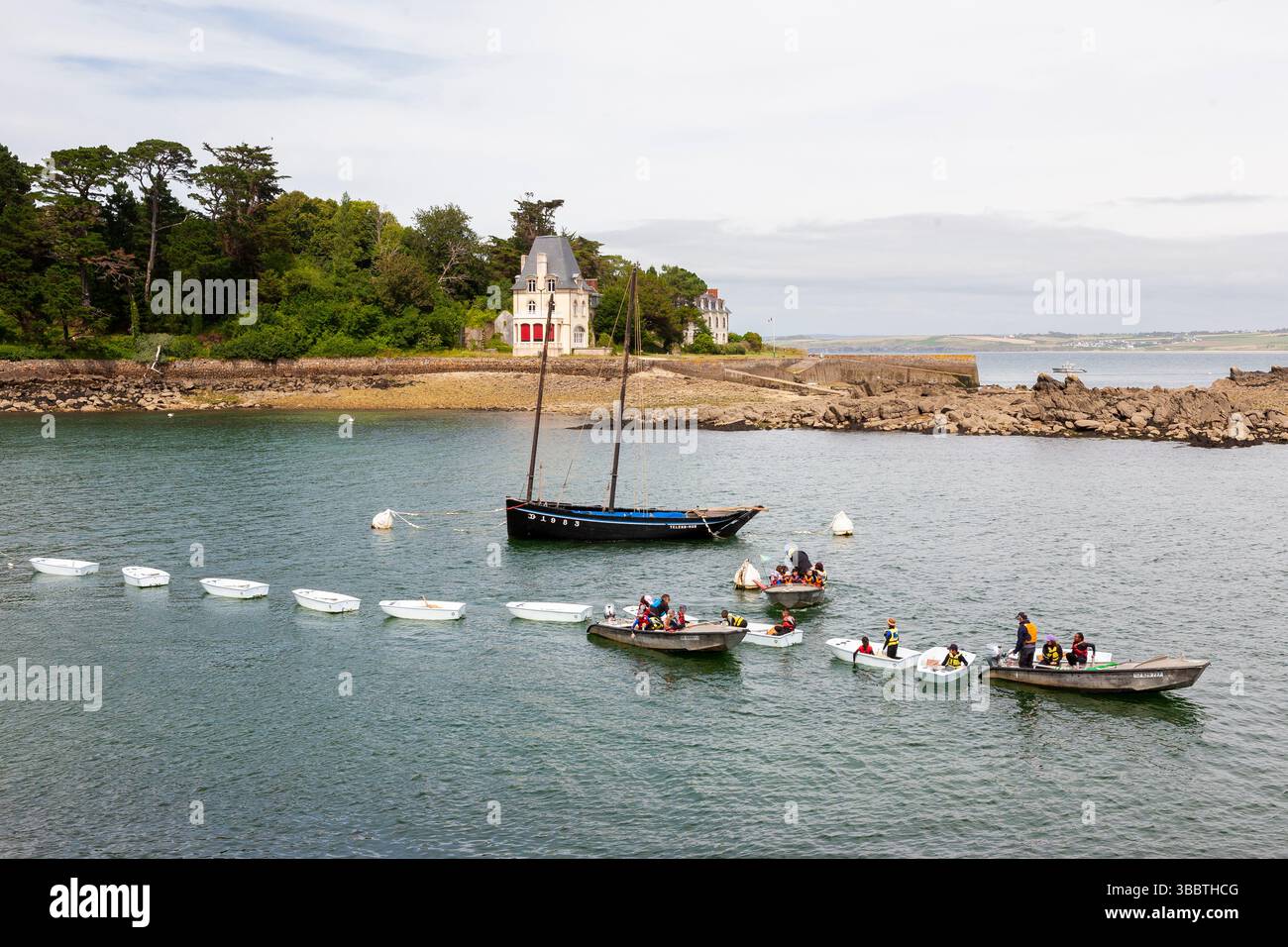 Children preparing go sailing hi-res stock photography and images - Alamy