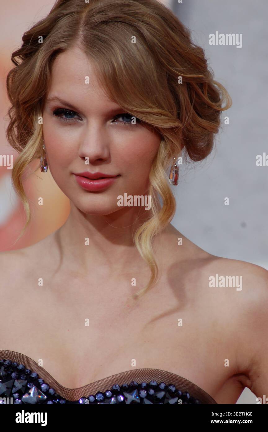 Taylor Swift makes a red carpet appearance at the Hollywood premiere of ...