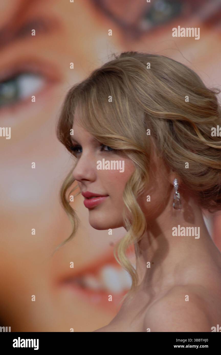 Taylor Swift makes a red carpet appearance at the Hollywood premiere of ...
