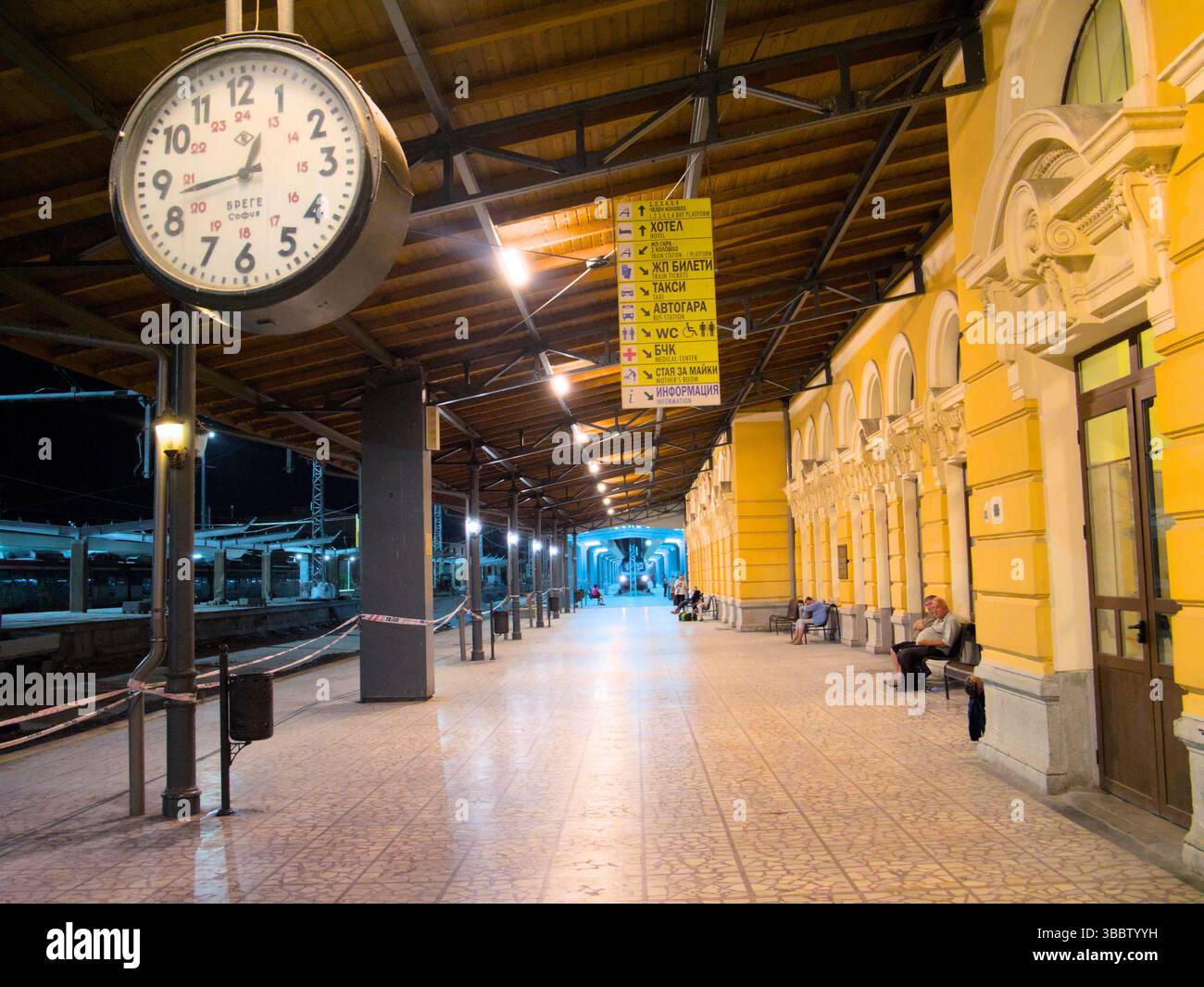 Platform night bulgaria hi-res stock photography and images - Alamy