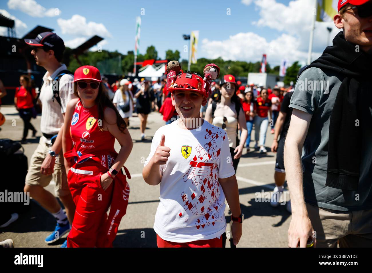 Imola, Italie. 17th May, 2025. Scuderia Ferrari, tifosi fans ...