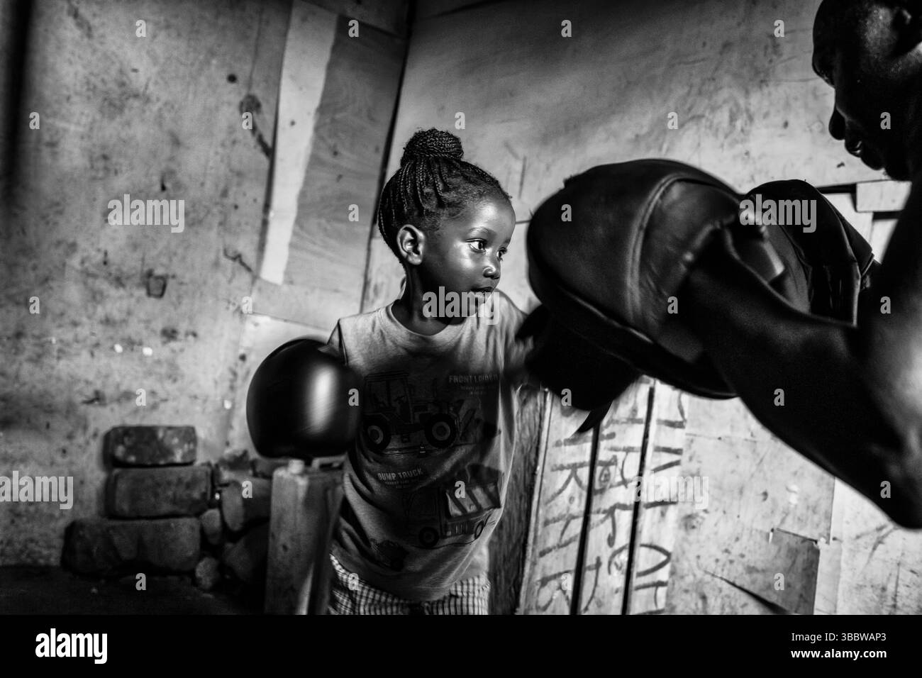 Boxing in Katanga area, Kampala, Uganda, Africa Stock Photo - Alamy