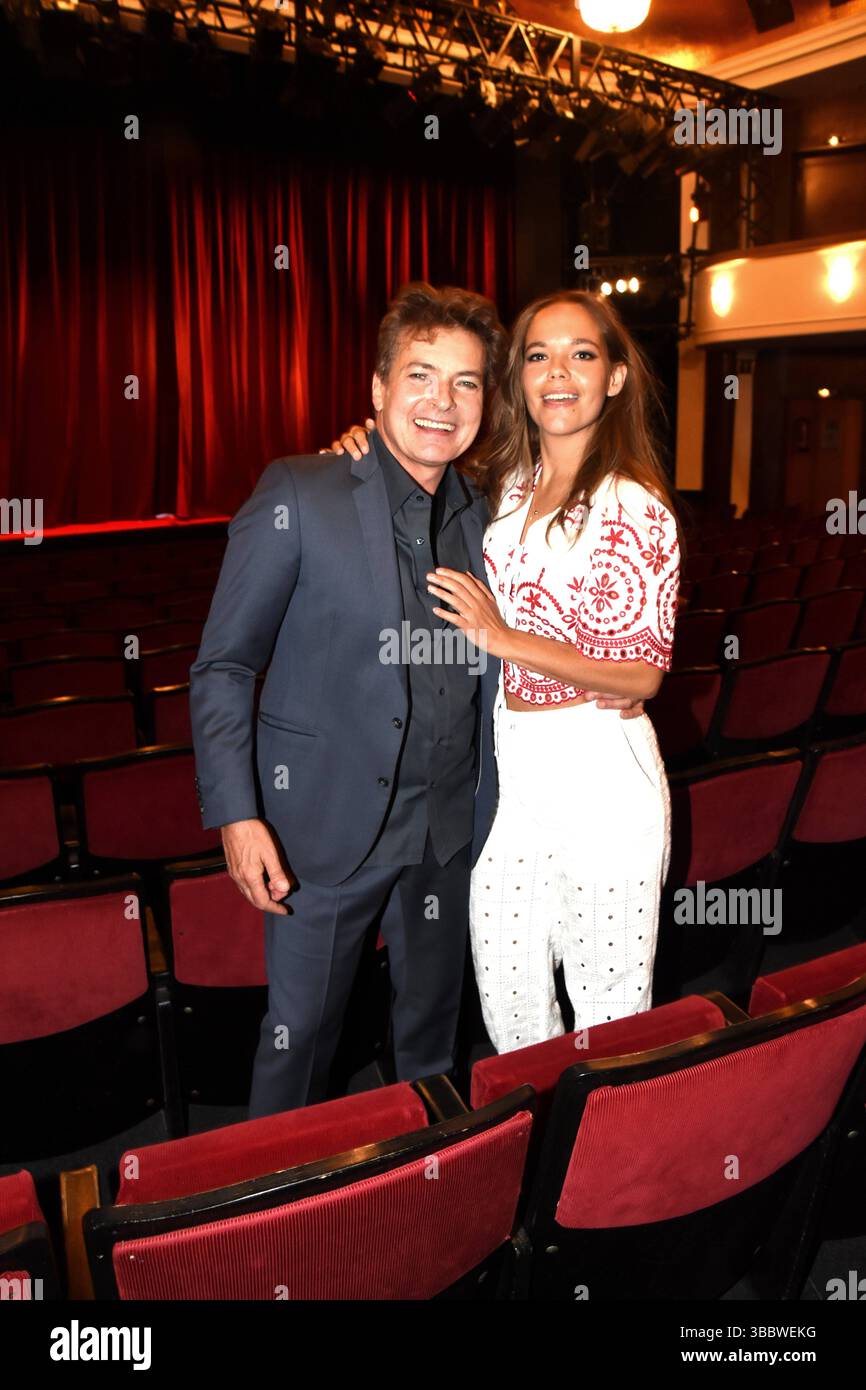 Pascal Breuer Schauspieler Mia Geese Schauspielerin Muenchen 15.05.2025 Kleine Komoedie Im ...