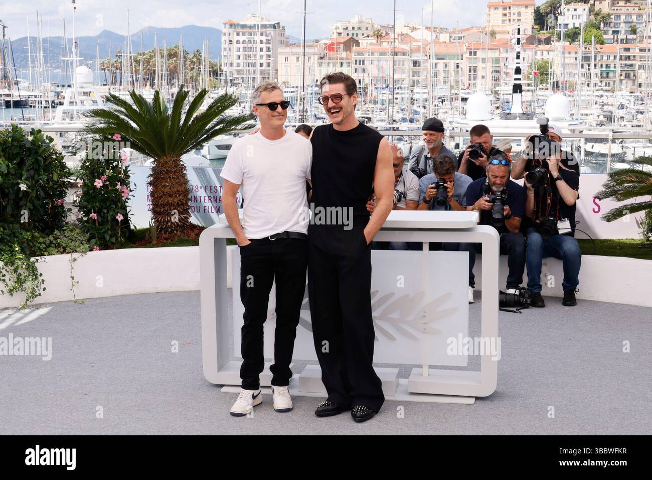 Joaquin Phoenix, left, and Pedro Pascal pose for photographers at the ...