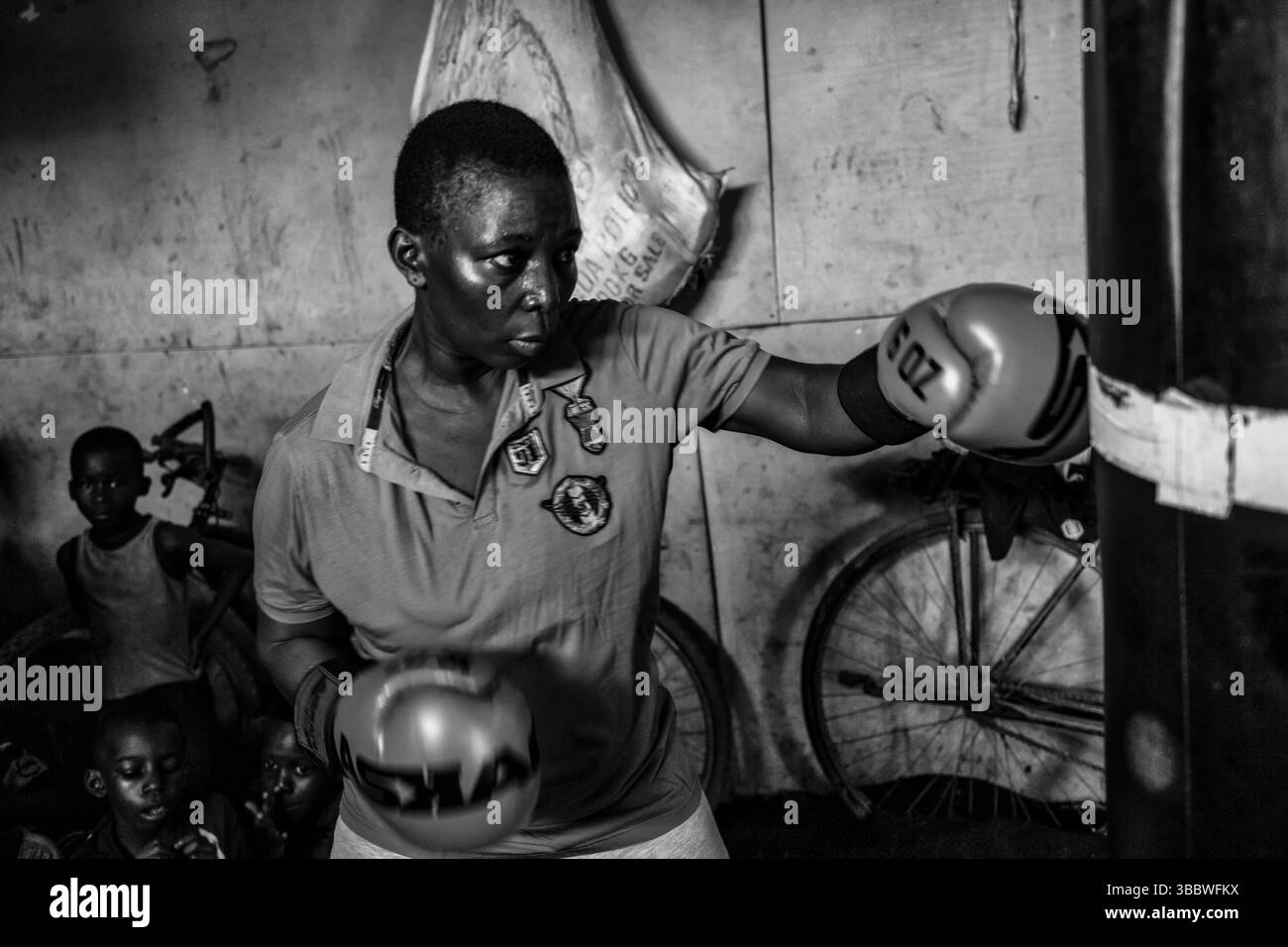Boxing in Katanga area, Kampala, Uganda, Africa Stock Photo - Alamy