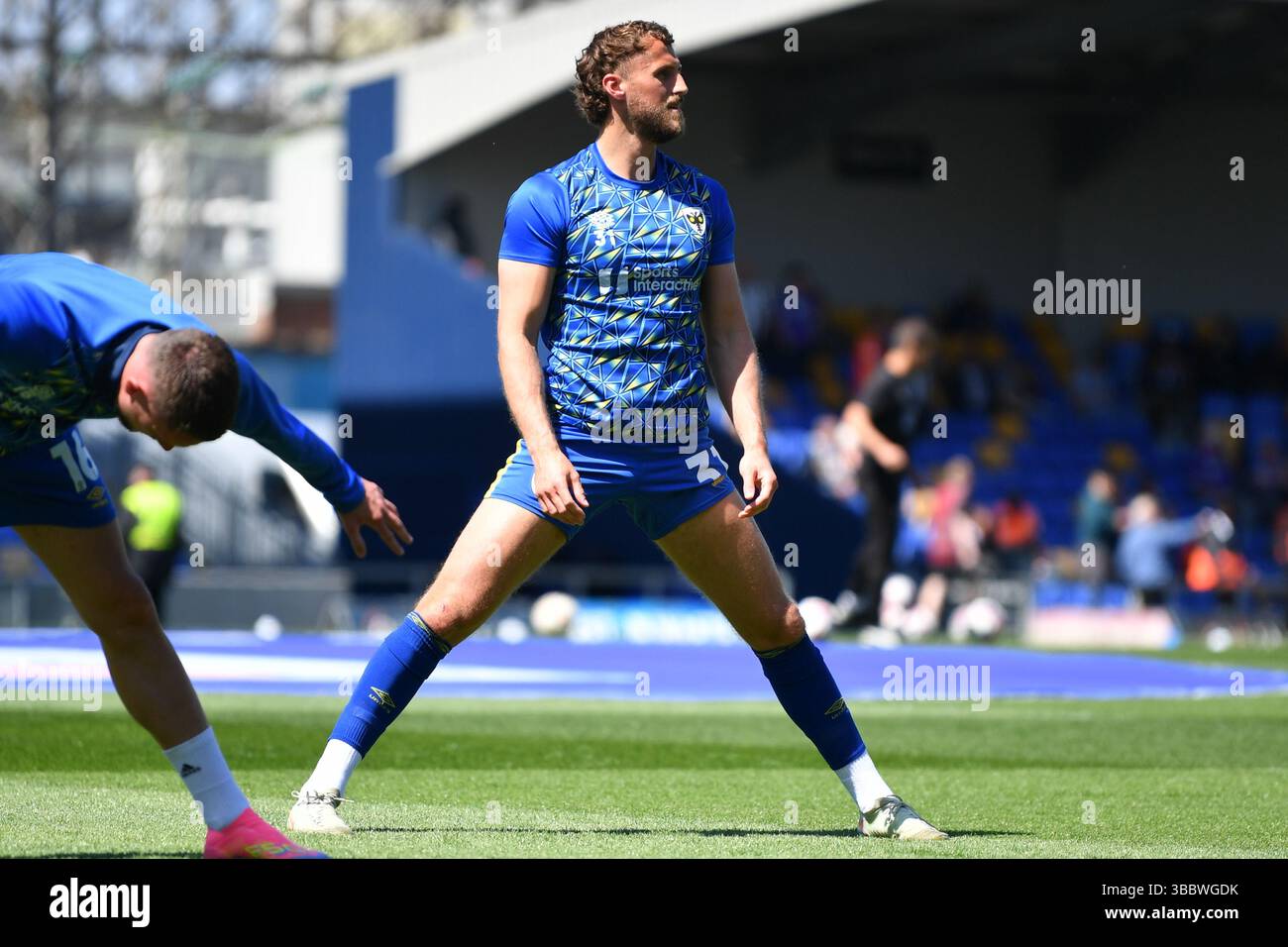 London, England. 17th May 2025. Joe Lewis warms-up before the Sky Bet ...
