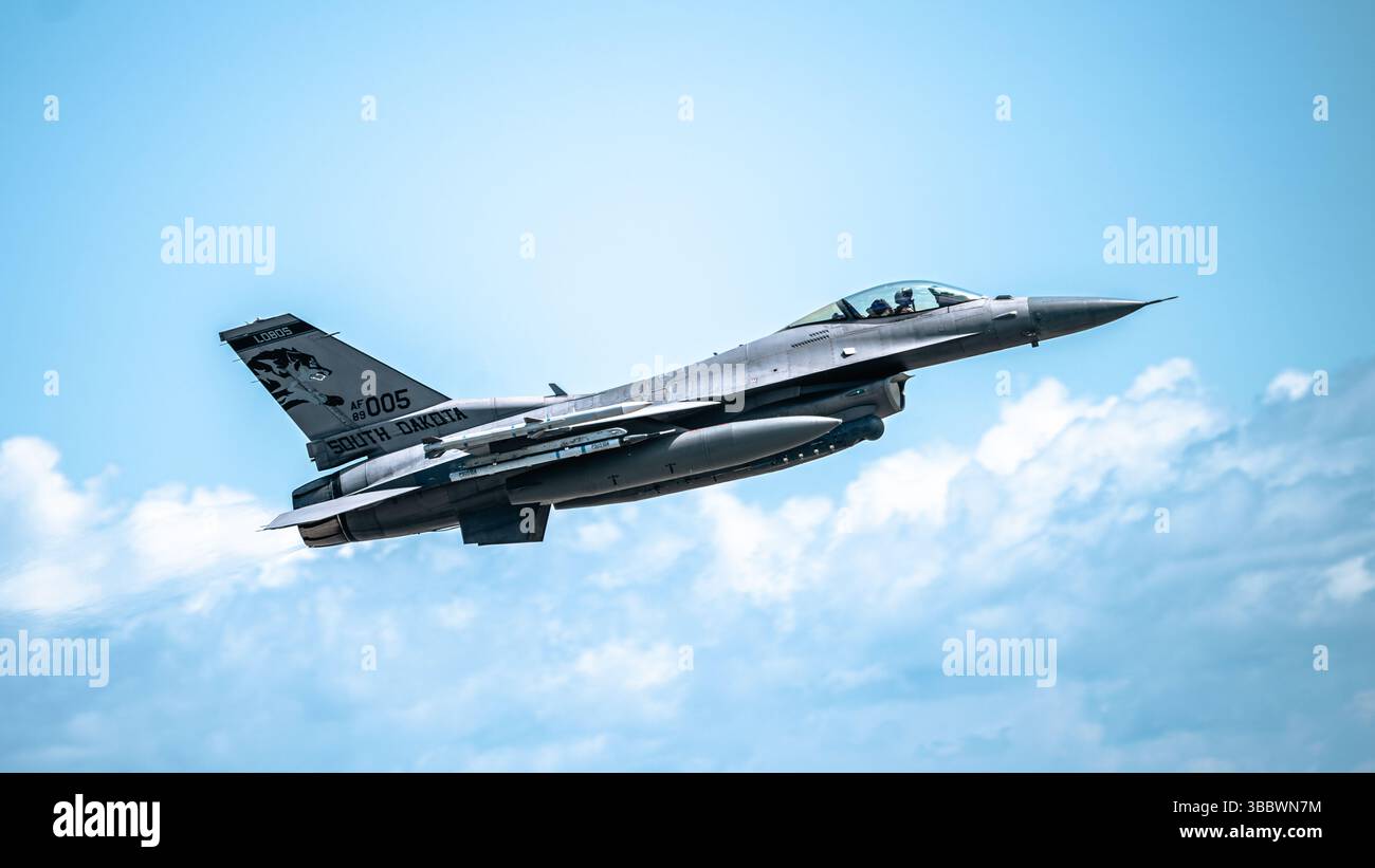 A U.S. Air Force F-16C Fighting Falcon assigned to the 175th Fighter ...