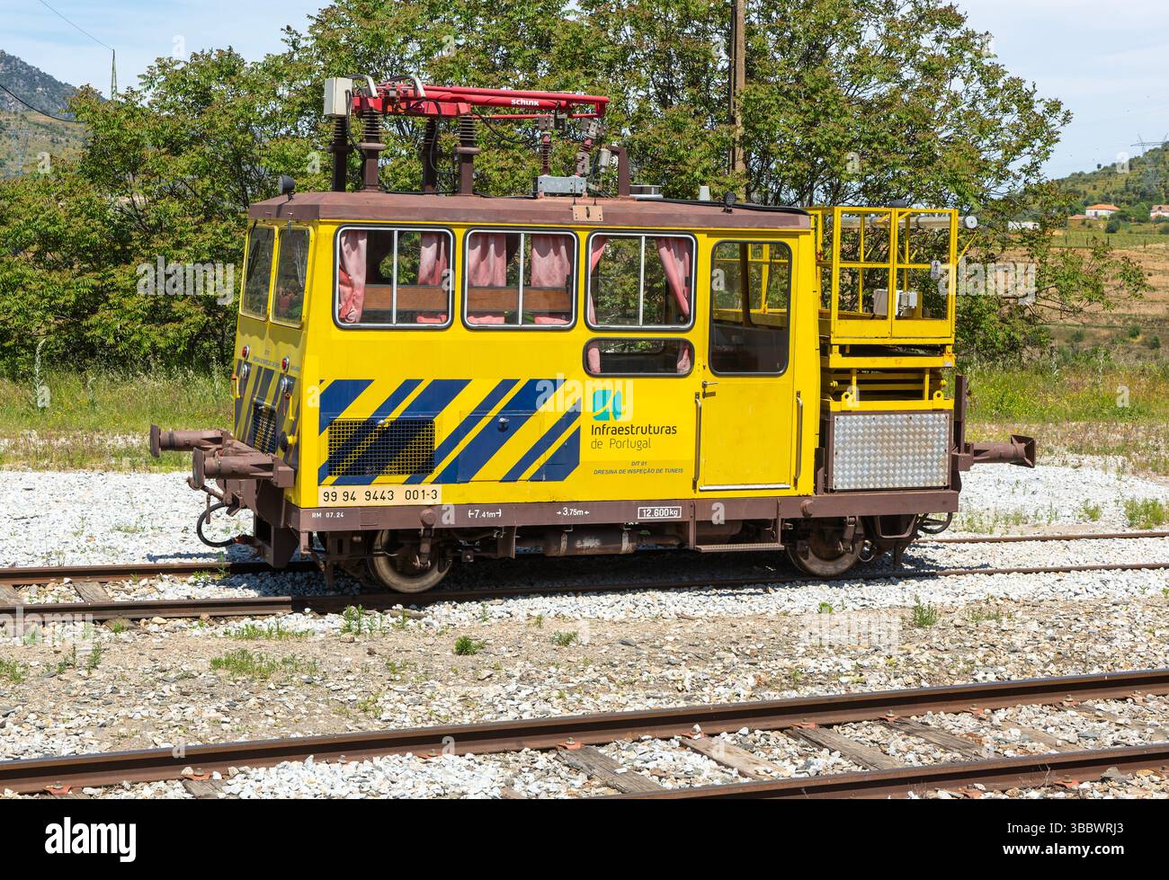 Yellow draisine railway infrastructure maintenance vehicle, Linha do ...