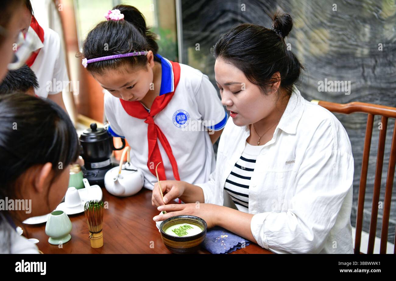 (250517) --GUIYANG, May 17, 2025 (Xinhua) -- Students learn about ...