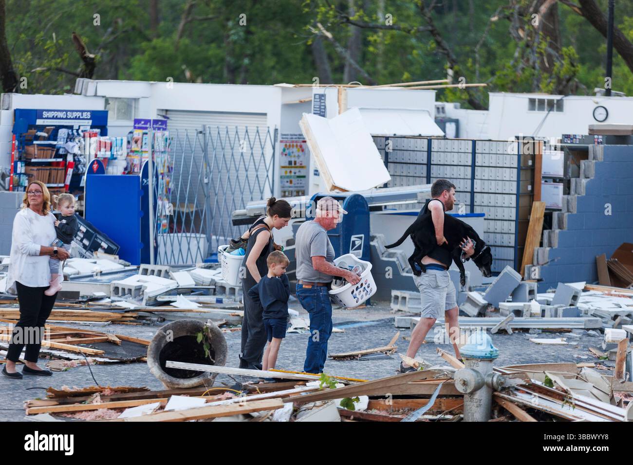 Bloomington, United States. 16th May, 2025. The Clear Creek post office ...