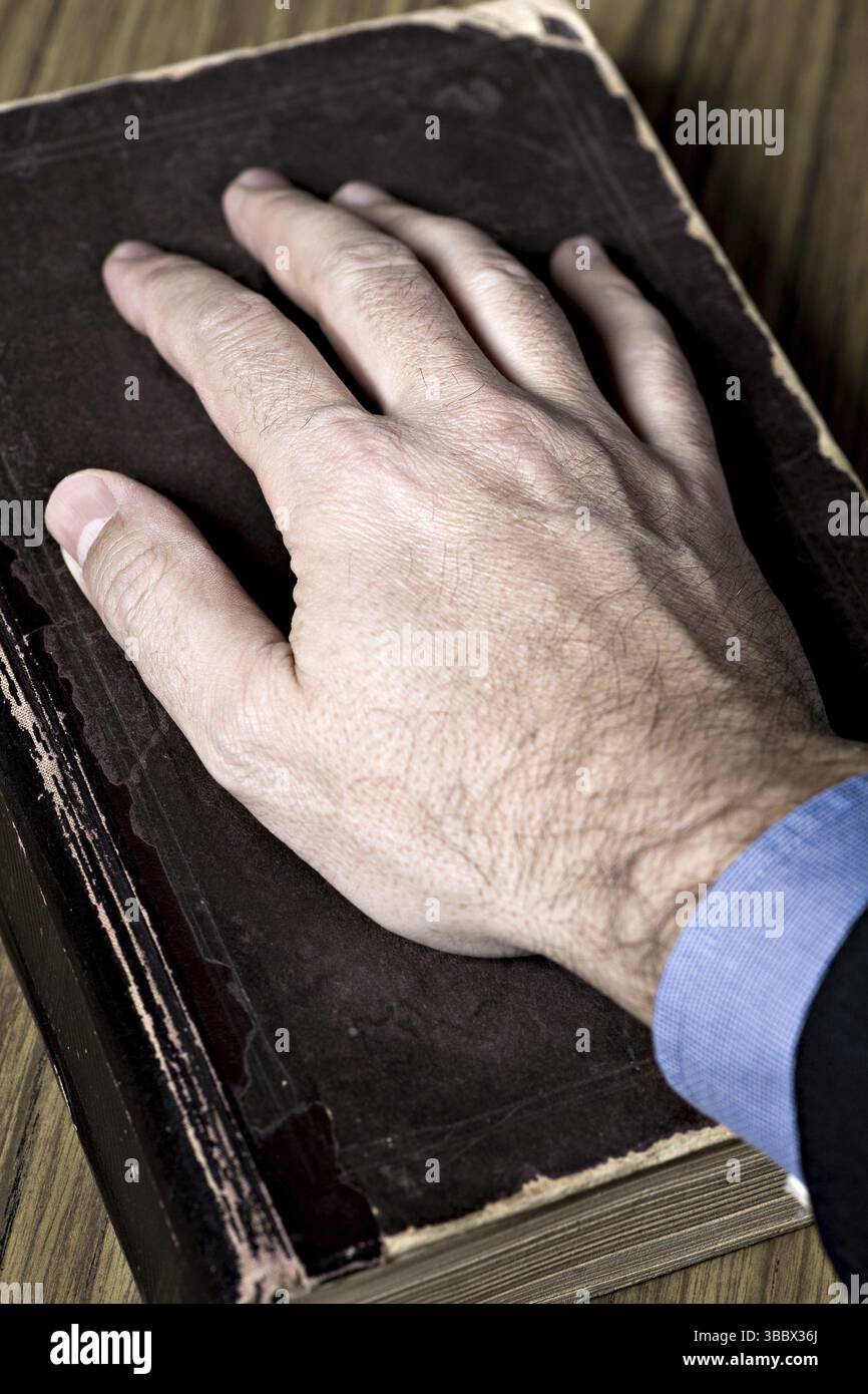 The oath with hand on the Holy Bible Stock Photo - Alamy