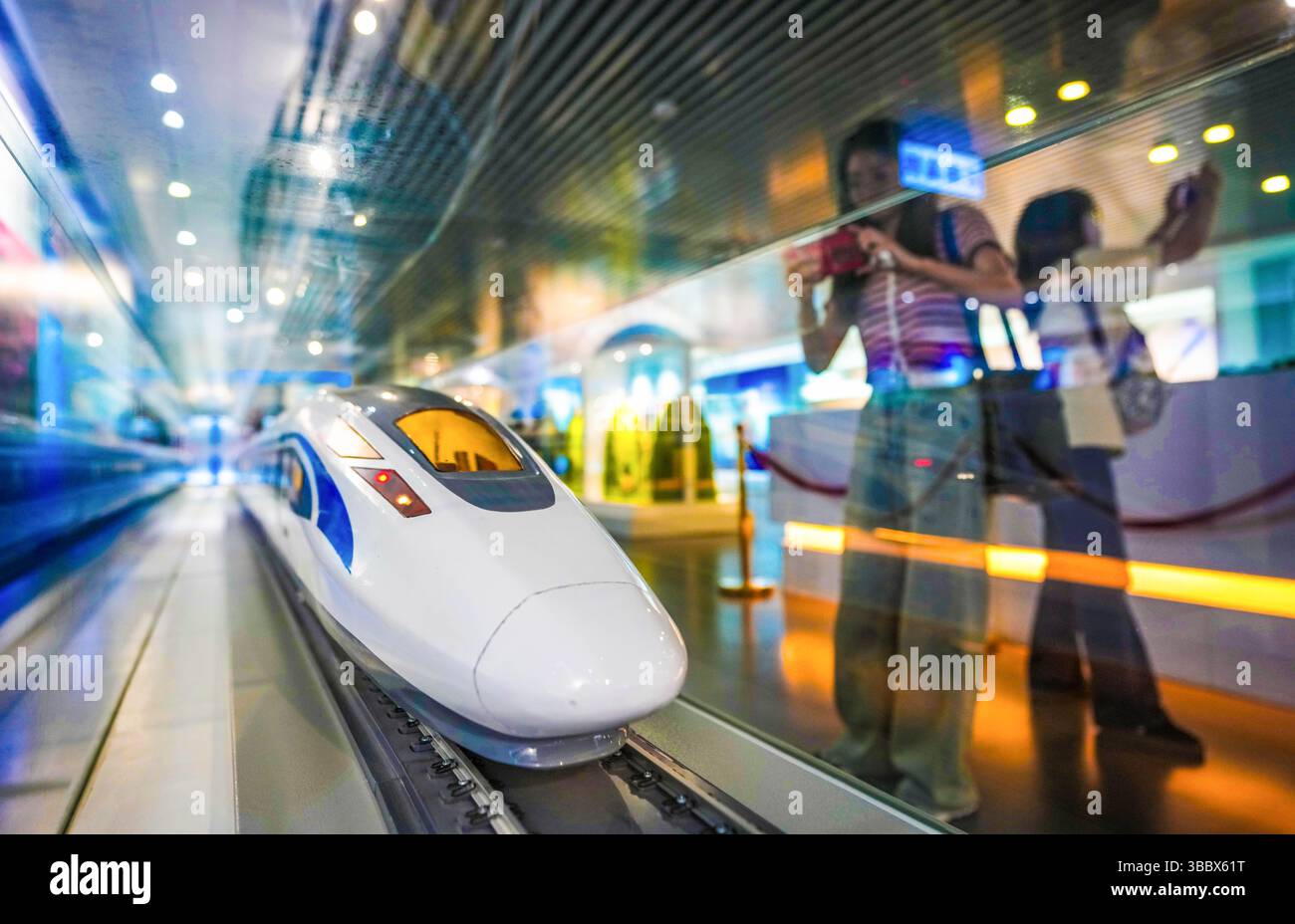 Kunming, China's Yunnan Province. 16th May, 2025. A visitor takes ...