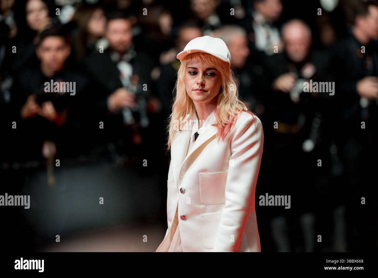 CANNES, FRANCE - MAY 16: Kristen Stewart and Kim Gordon attend the ...