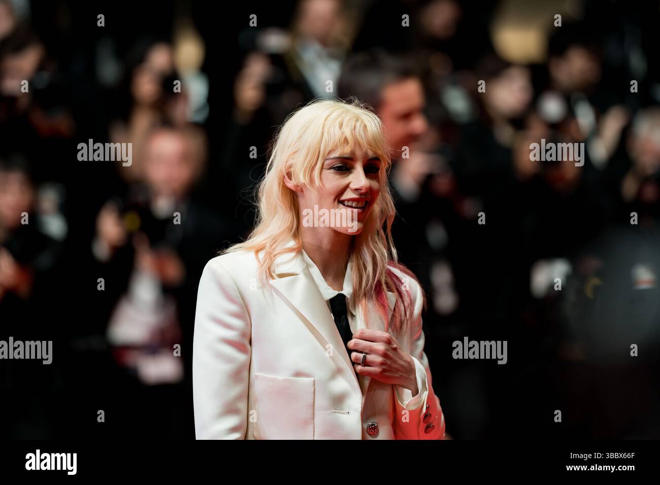CANNES, FRANCE - MAY 16: Kristen Stewart and Kim Gordon attend the ...