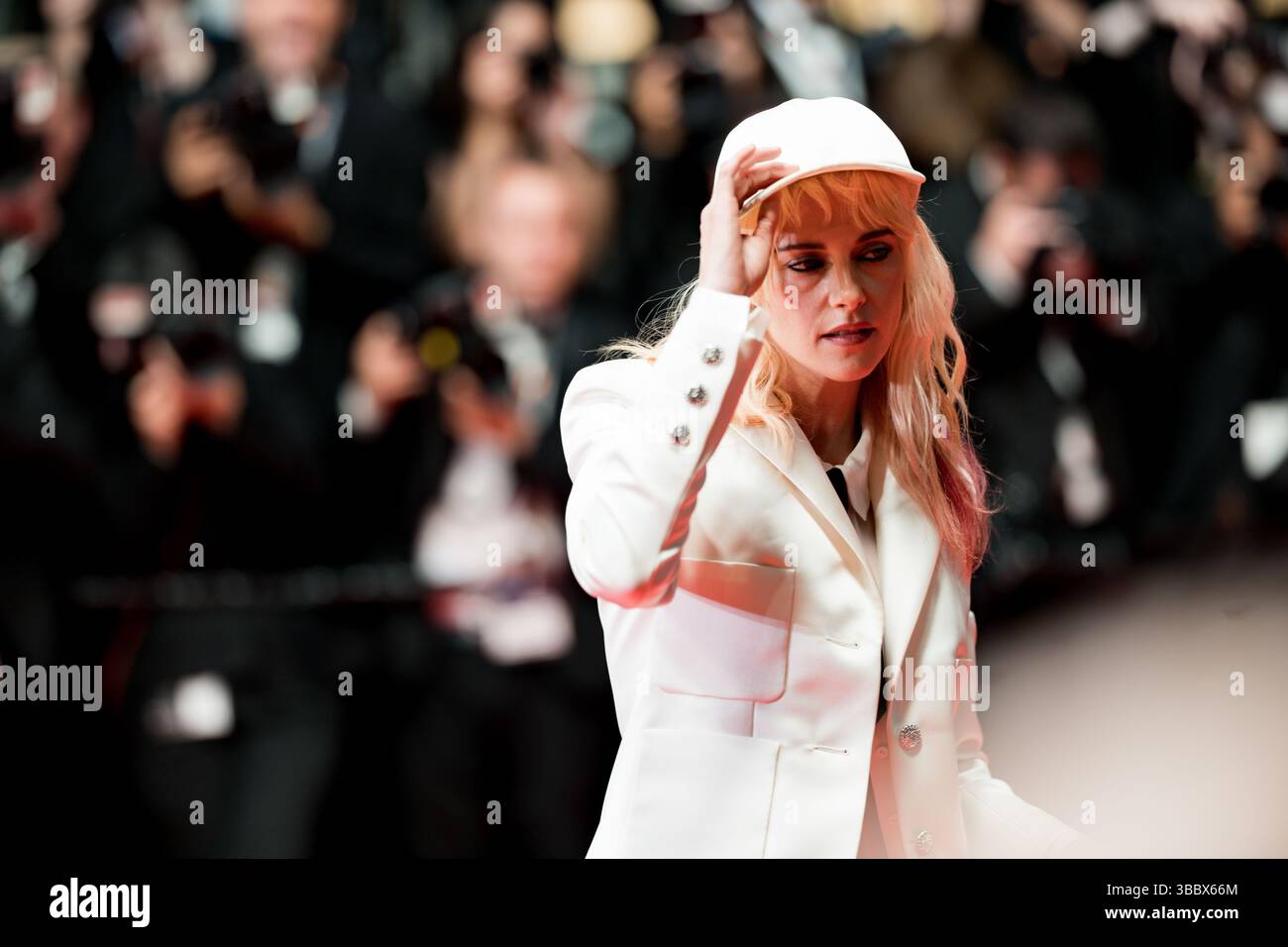CANNES, FRANCE - MAY 16: Kristen Stewart and Kim Gordon attend the ...