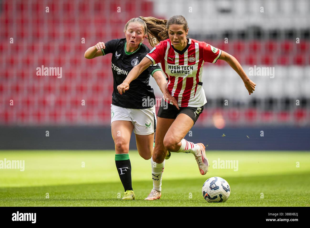 EINDHOVEN - (l-r) Romee van de Lavoir of Feyenoord V1, Melanie Bross of ...