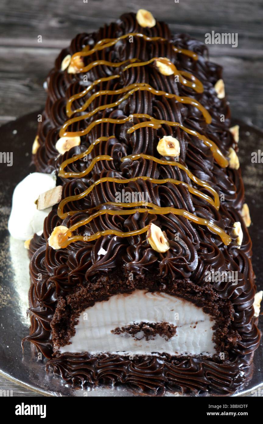 Ice cream cake, Vanilla ice cream surrounded and filled with sponge ...