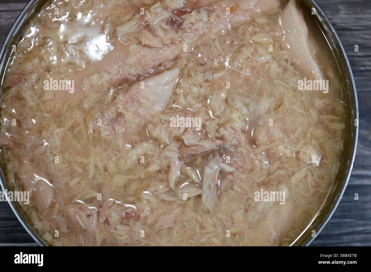 Tuna chunks in oil, Tuna is a saltwater fish that belongs to the tribe ...