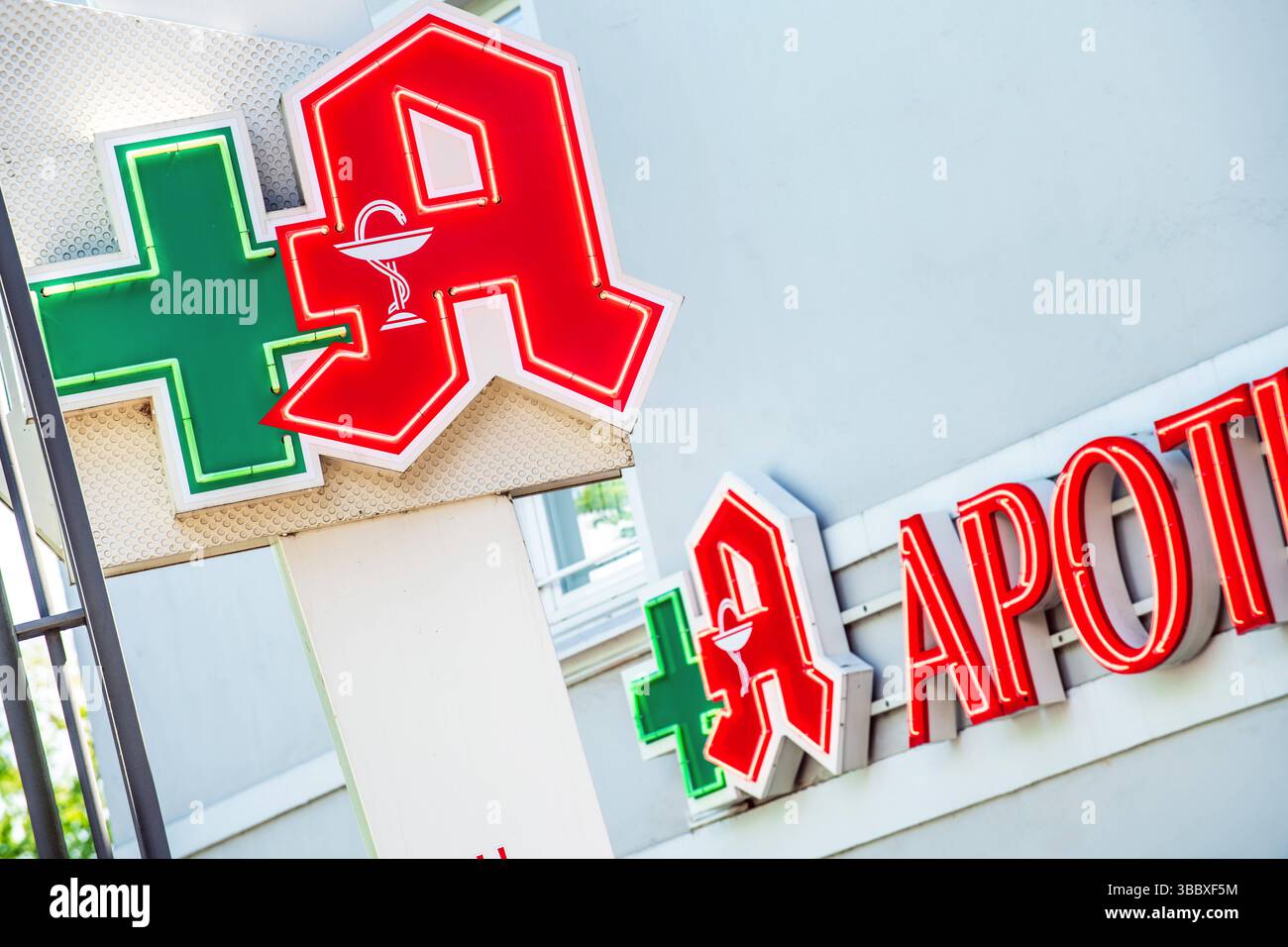 Apotheken-Logo rotes A mit Schlange, Schild an einer Lübecker Apotheke ...