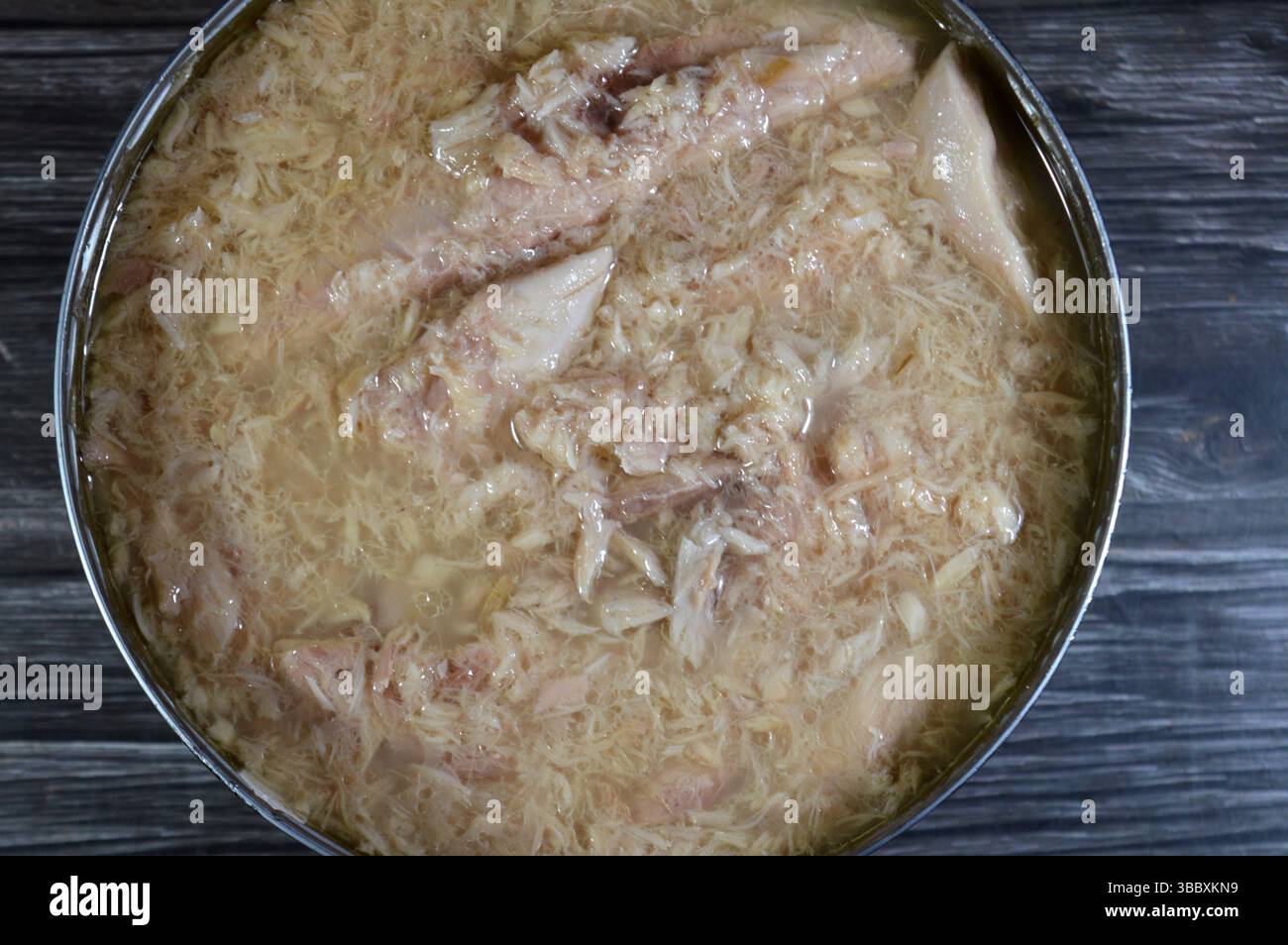 Tuna chunks in oil, Tuna is a saltwater fish that belongs to the tribe ...