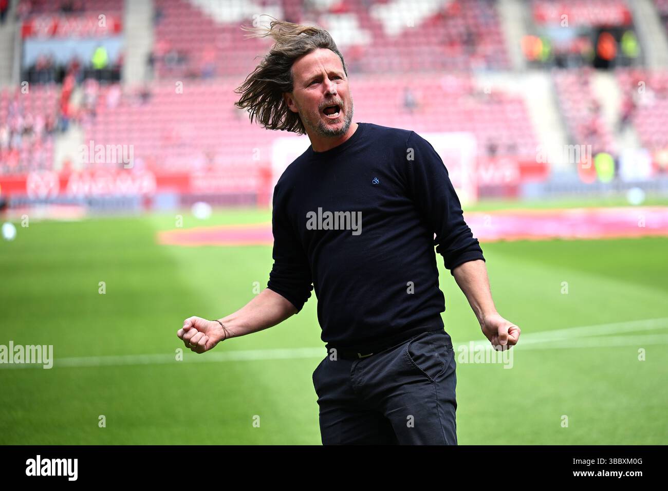 Mainz, Germany. 17th May, 2025. Fussball 1. Bundesliga 34. Spieltag 1. FSV Mainz 05 - Bayer 04 ...