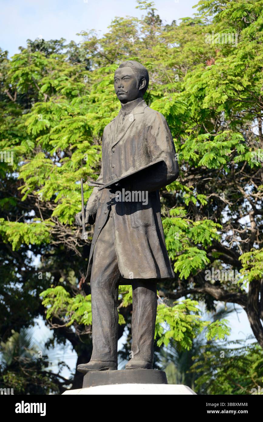 The Juan Luna Monument at the entrance of Intramuros in Manila ...
