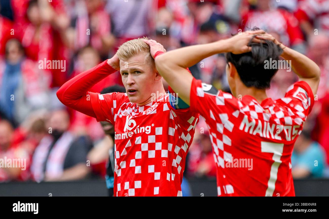 Mainz, Germany. 17th May, 2025. Soccer: Bundesliga, FSV Mainz 05 - Bayer Leverkusen, Matchday 34 ...